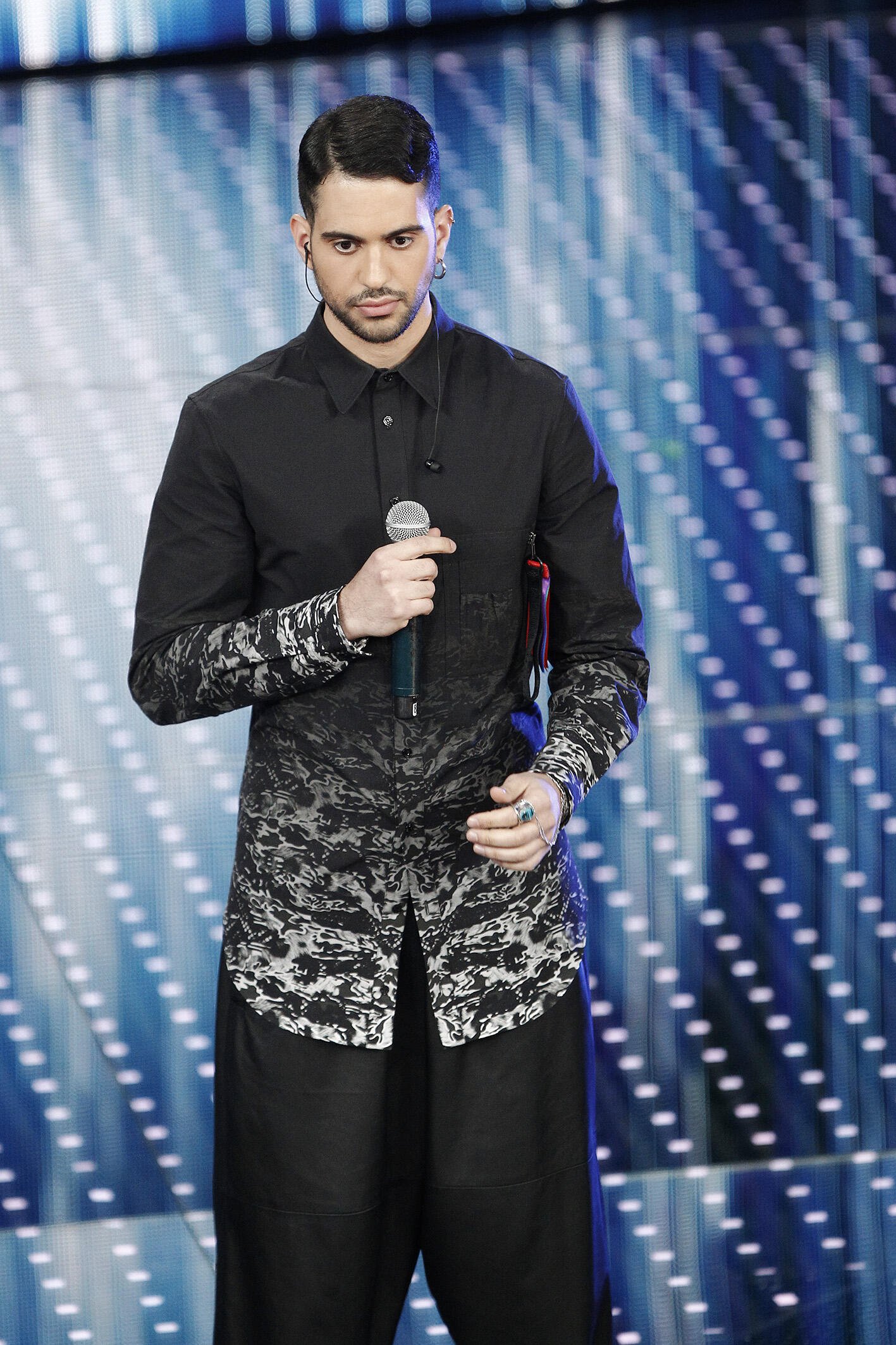 Mahmood, foto senza veli diventa virale: il cantante risponde con ironia