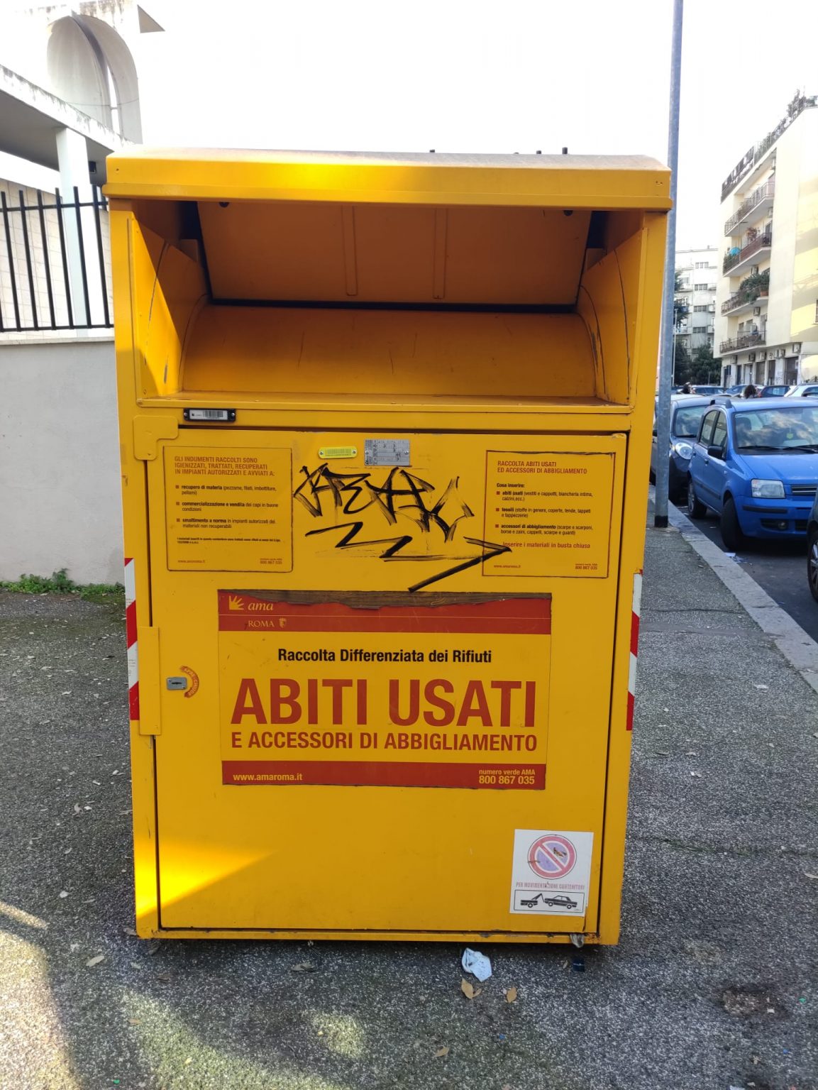 Cassonetti gialli, ecco che fine fanno i vestiti usati gettati nella ...