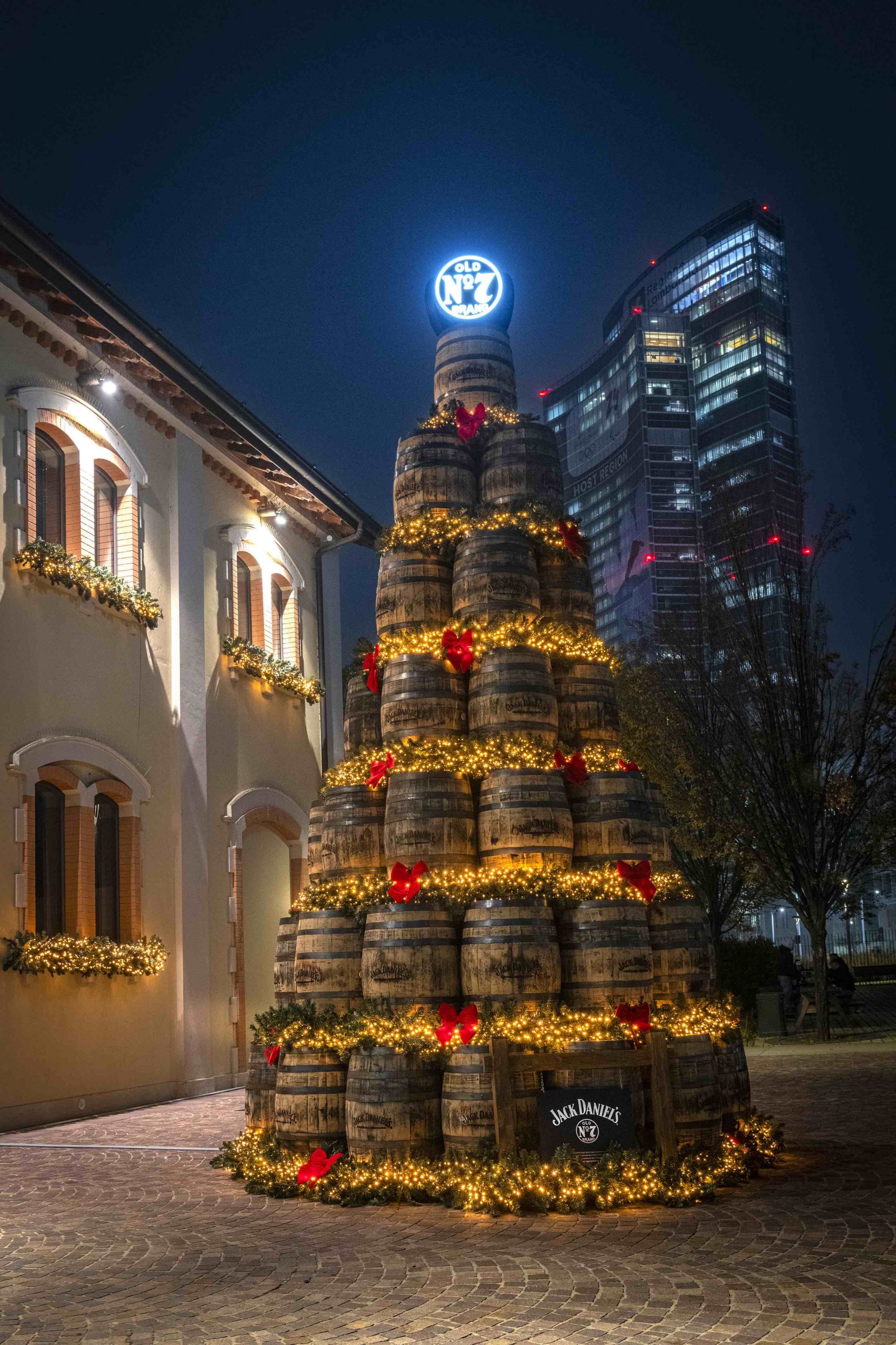 Il Jack Daniel’s Holiday Barrel Tree illumina le feste a Milano
