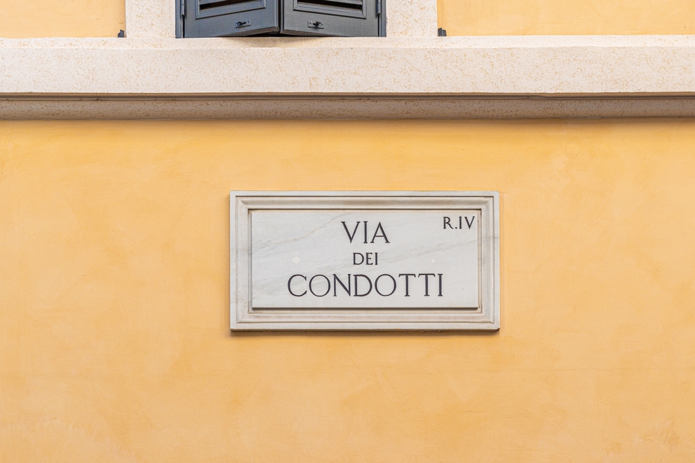 Via Condotti Roma: sai perché si chiama così la 'via della moda'?