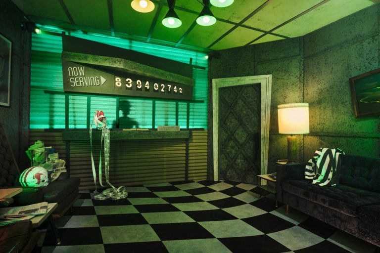 A caccia di spiriti con Delia Deetz nella casa di ‘Beetlejuice’