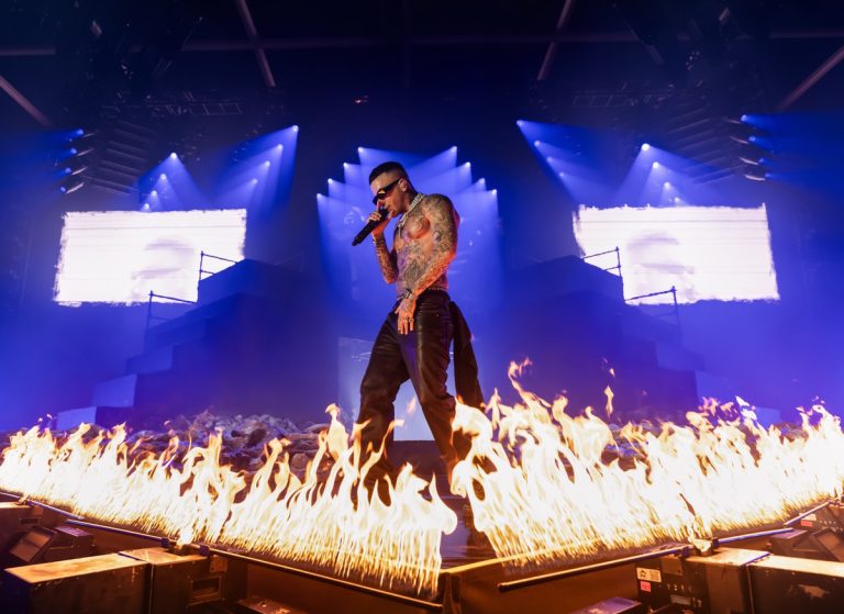 Sfera Ebbasta, al via il tour sold out: le immagini del live